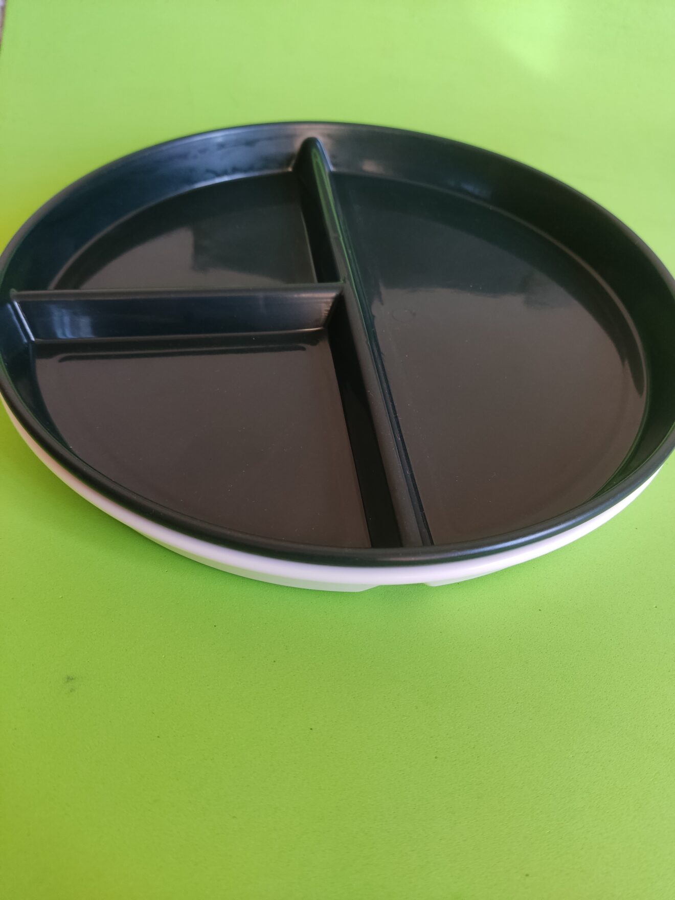 Platos con divisiones para que no se mezcle la comida - neurodivershop