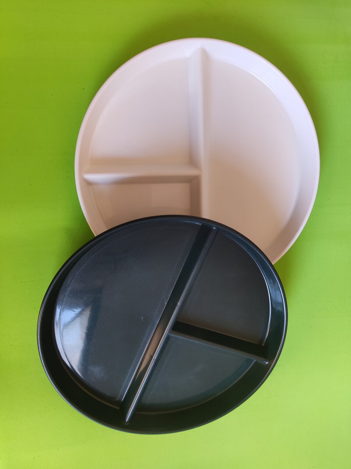 Platos con divisiones para que no se mezcle la comida - neurodivershop